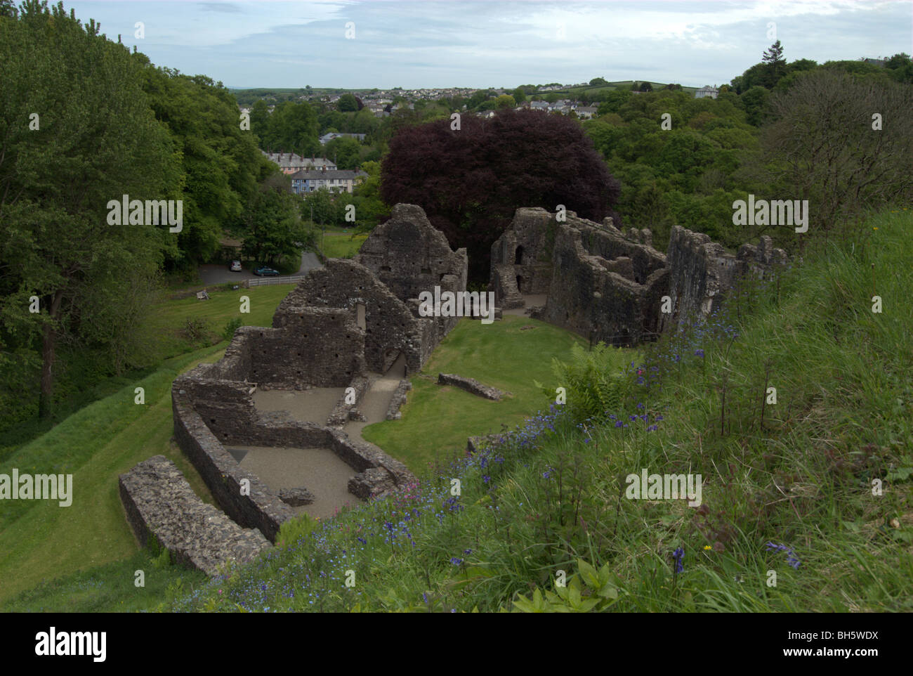 Run down medieval castle ruins hi-res stock photography and images - Alamy