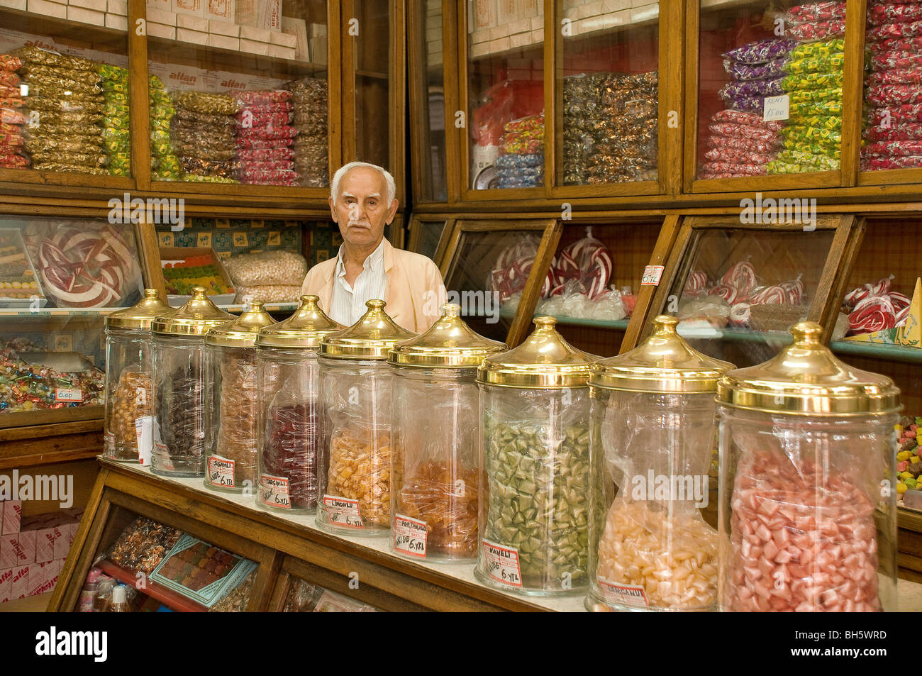 Traditional Turkish candy shop Eminonu Istanbul Stock Photo - Alamy
