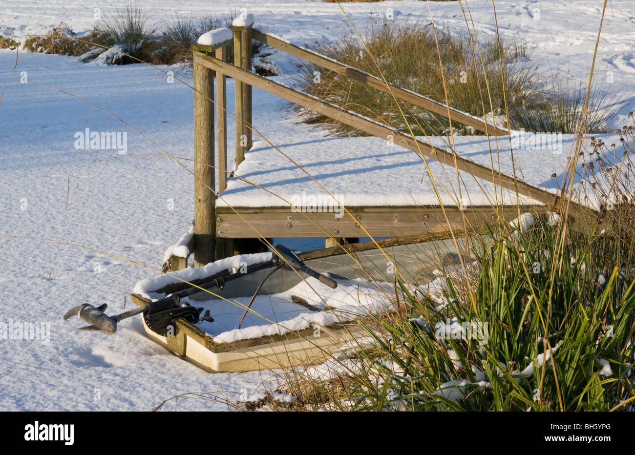 Small lake snow covered hi-res stock photography and images - Alamy