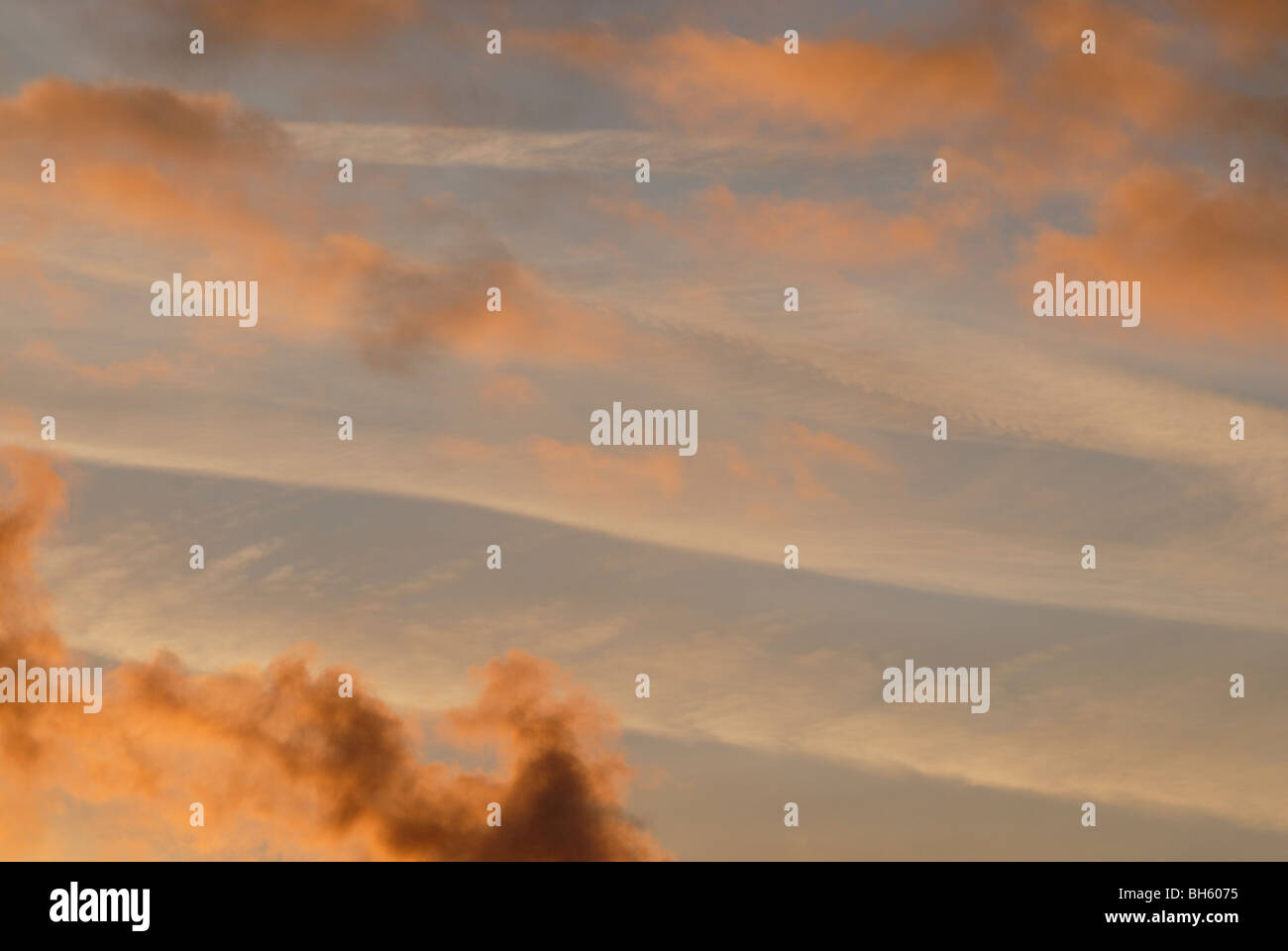 Vapour trails sunset hi-res stock photography and images - Alamy