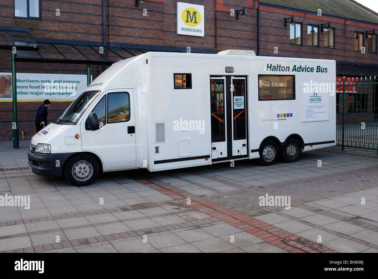 Widnes shopping centre hi-res stock photography and images - Alamy