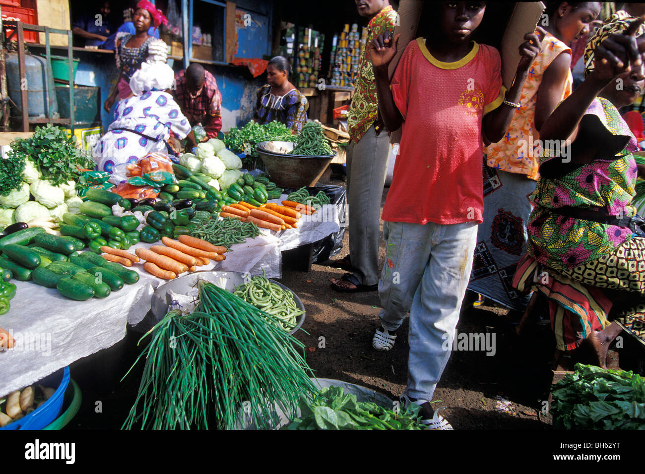 FRUIT AND VEGETABLE STALL IN THE MARKET, ABIDJAN, IVORY COAST Stock ...