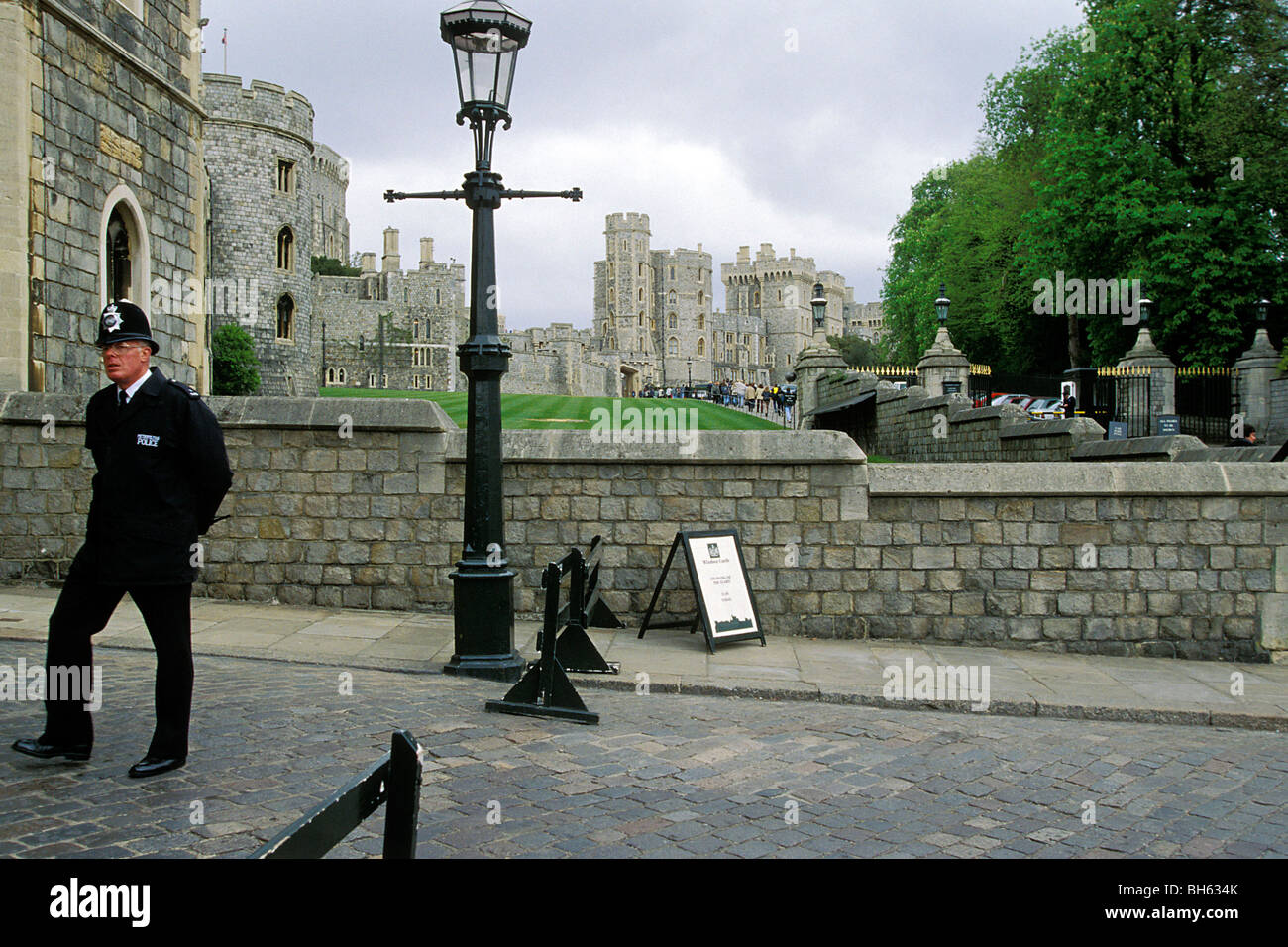 GUARD IN FRONT OF WINDSOR CASTLE, ENGLAND Stock Photo - Alamy