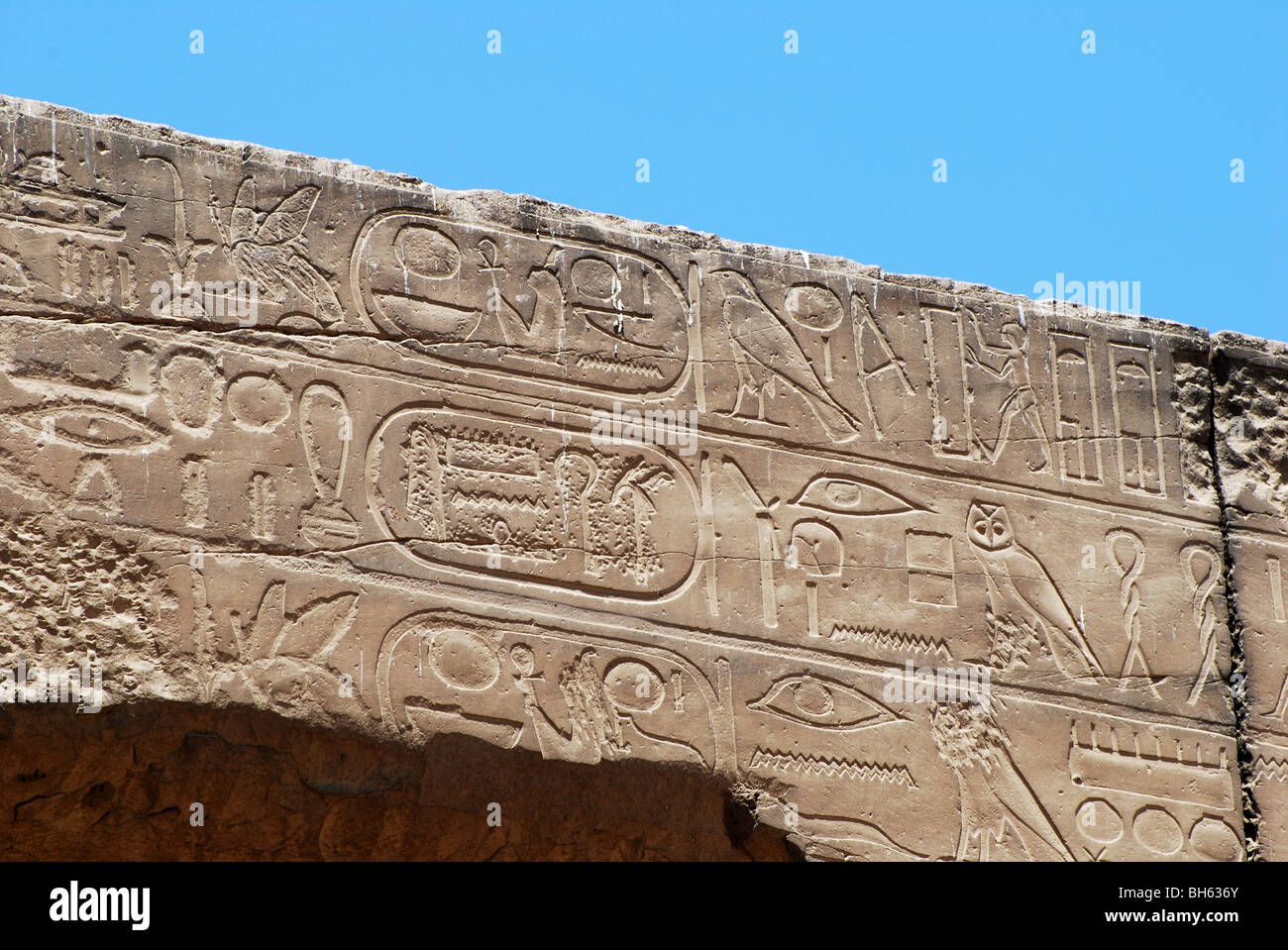 Lintol detail Luxor temple number 2869 Stock Photo - Alamy