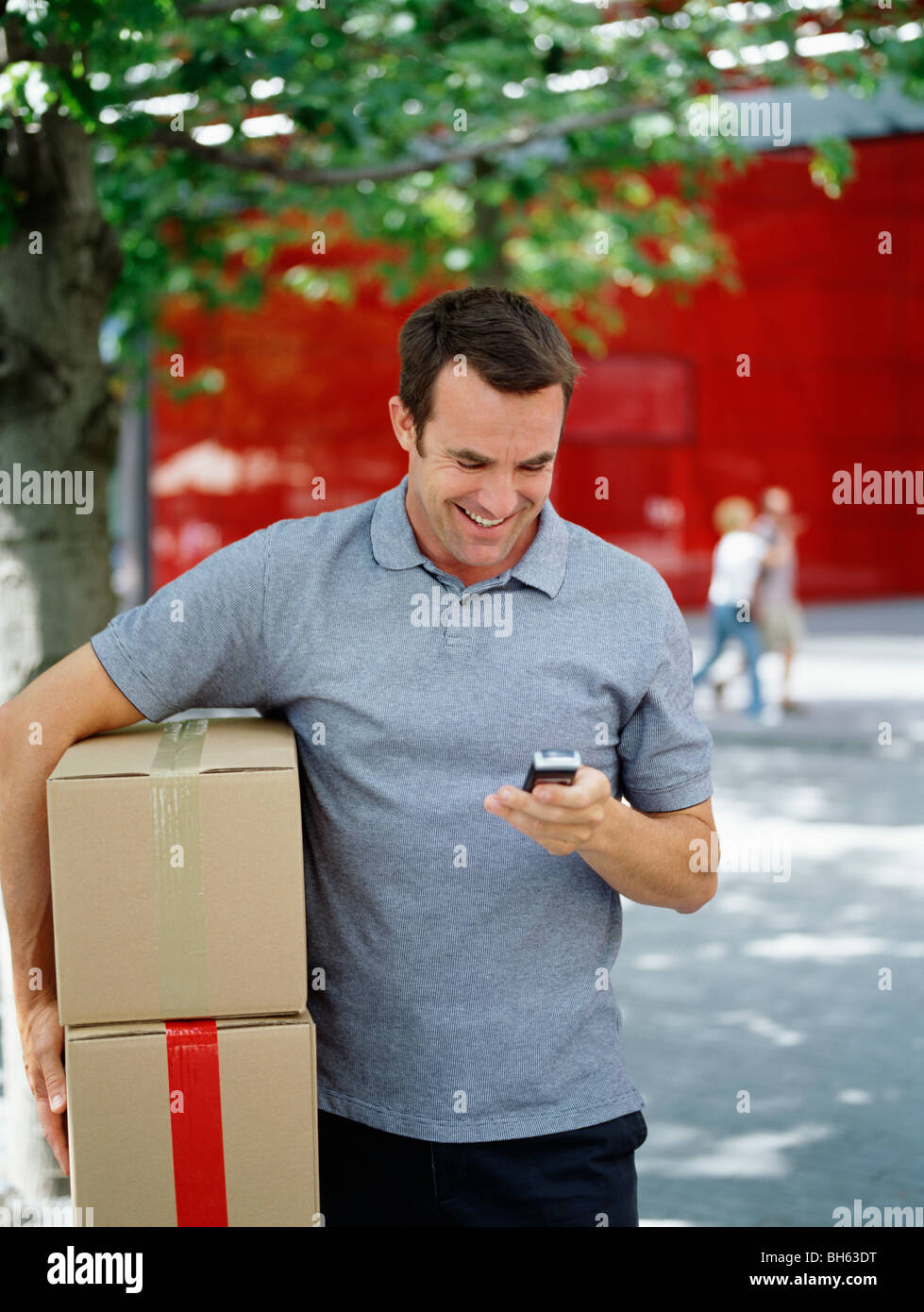 A courier delivers parcels Stock Photo - Alamy