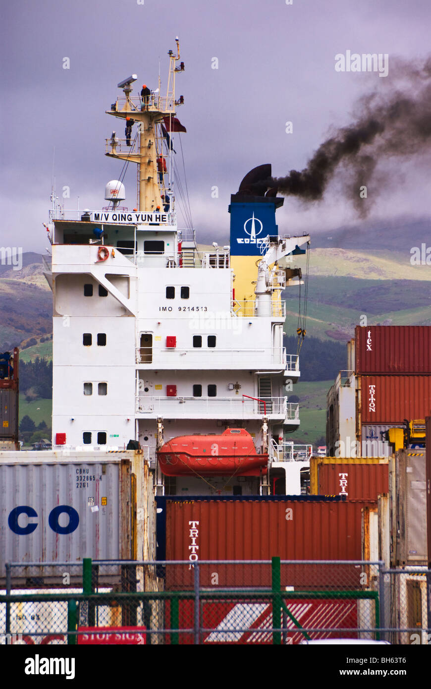 Ship funnel black smoke hi-res stock photography and images - Alamy