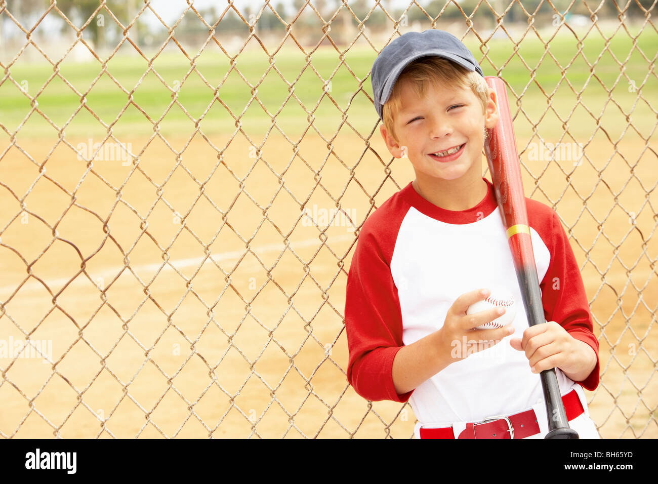 Little boy holding baseball bat hi-res stock photography and images - Alamy