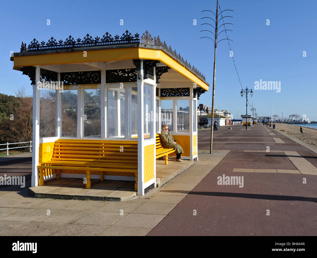 British seafront promenade hi-res stock photography and images - Alamy
