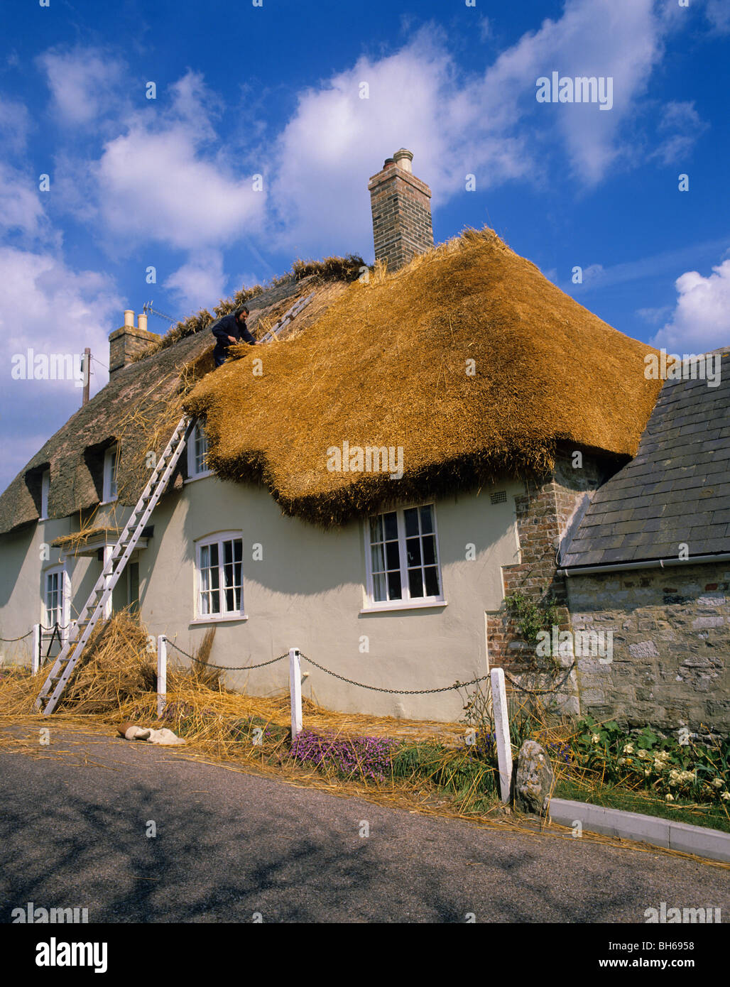 Lower Bockhampton - Thatcher at work in a Dorset village Stock Photo ...