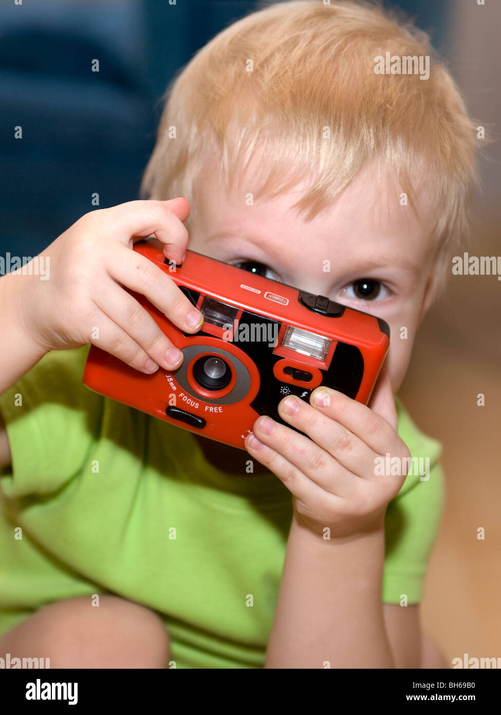 The child with the camera Stock Photo - Alamy
