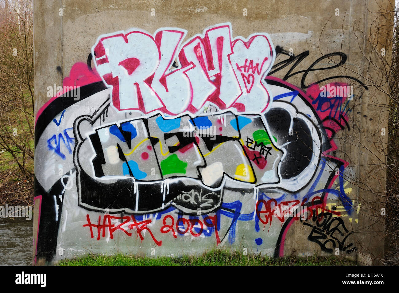 Graffiti deface hi-res stock photography and images - Alamy
