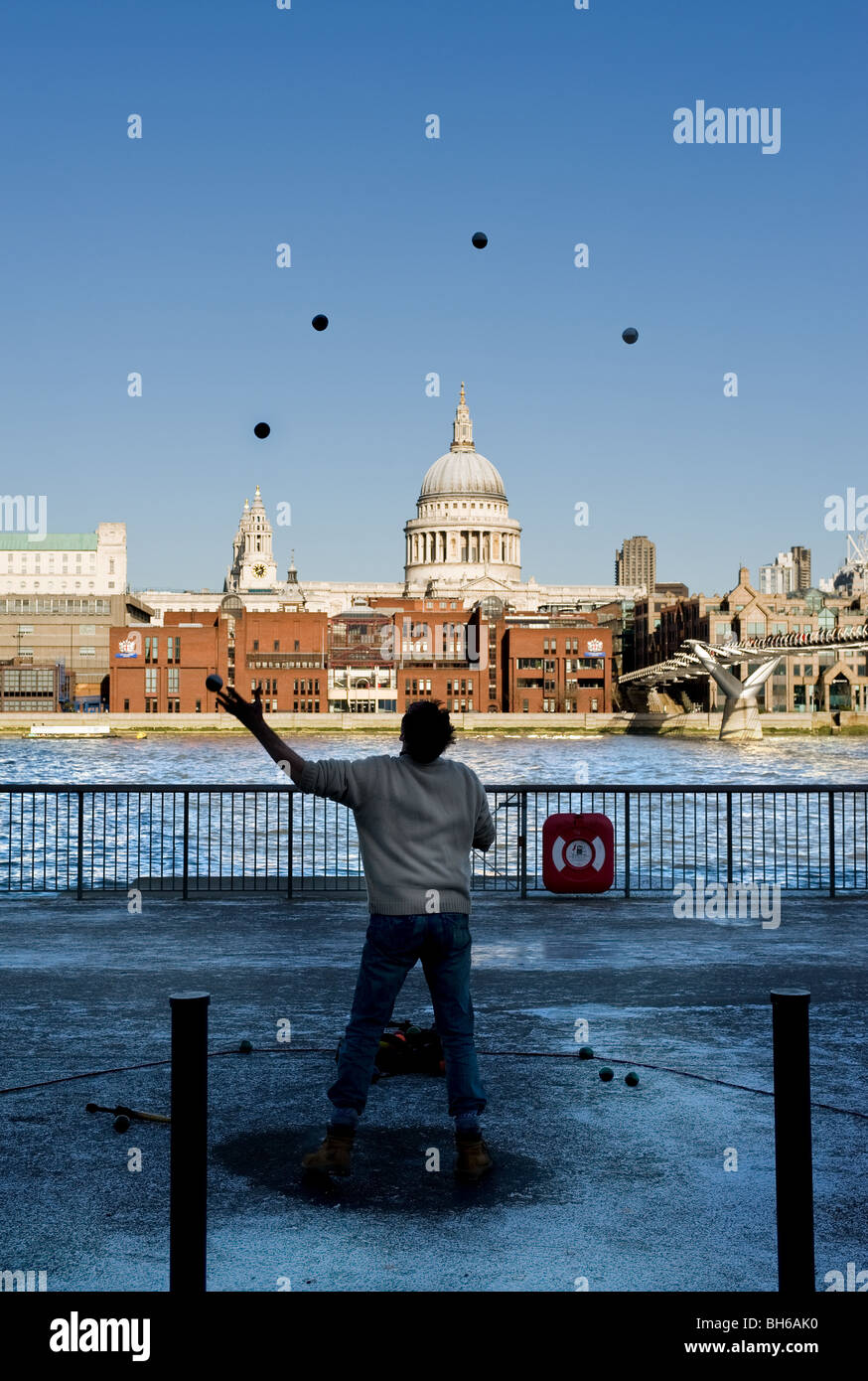 Juggler man hi-res stock photography and images - Alamy