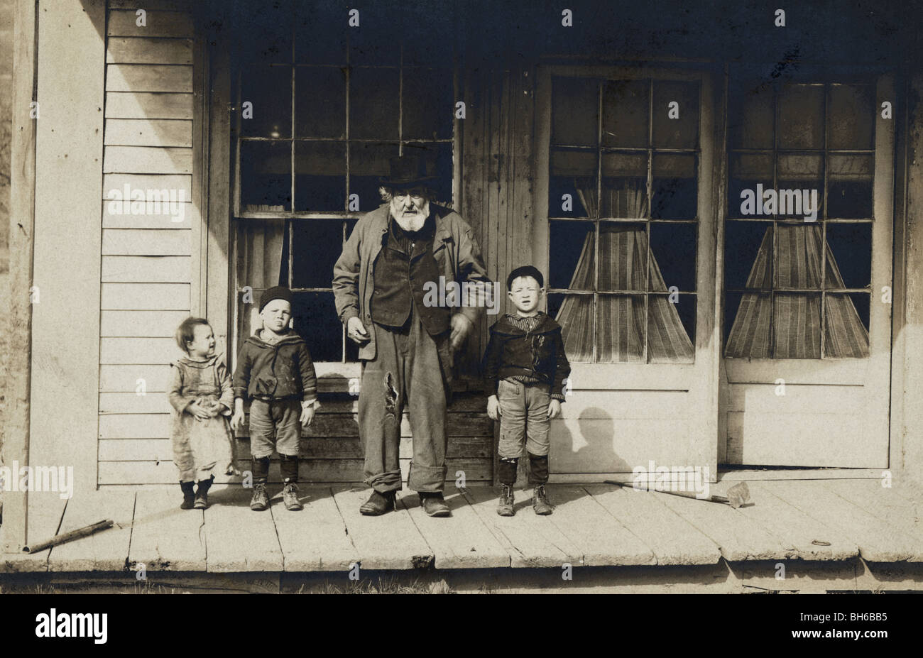 Homeless boys hi-res stock photography and images - Alamy