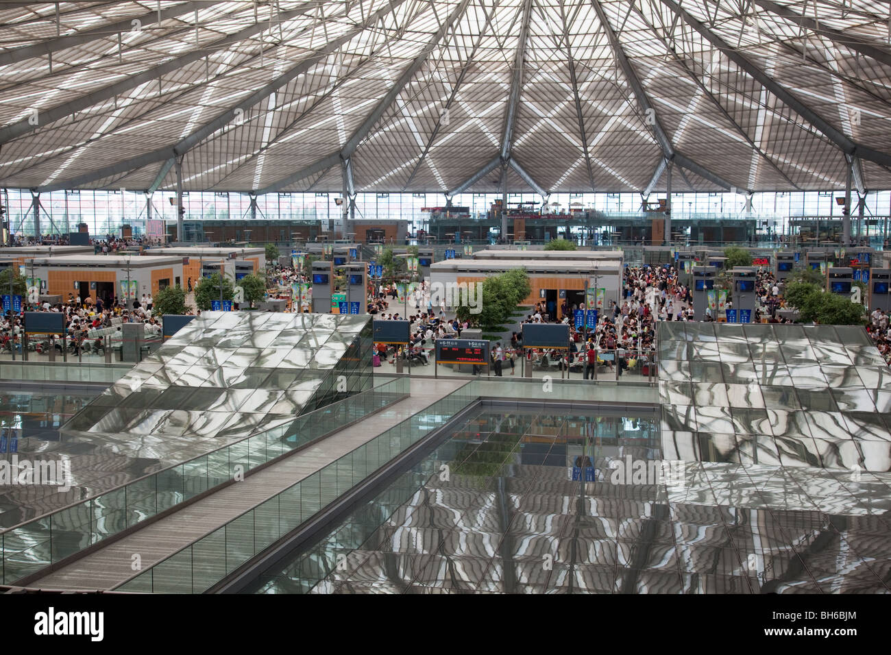 Interior of Shanghai South Railway Station, China Stock Photo - Alamy