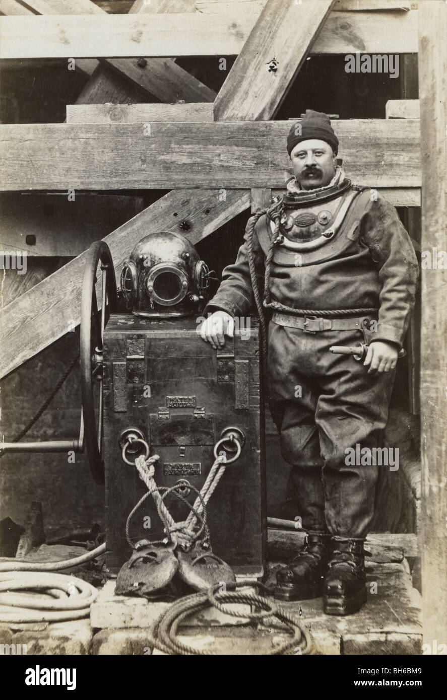 1900s diving suit hi-res stock photography and images - Alamy