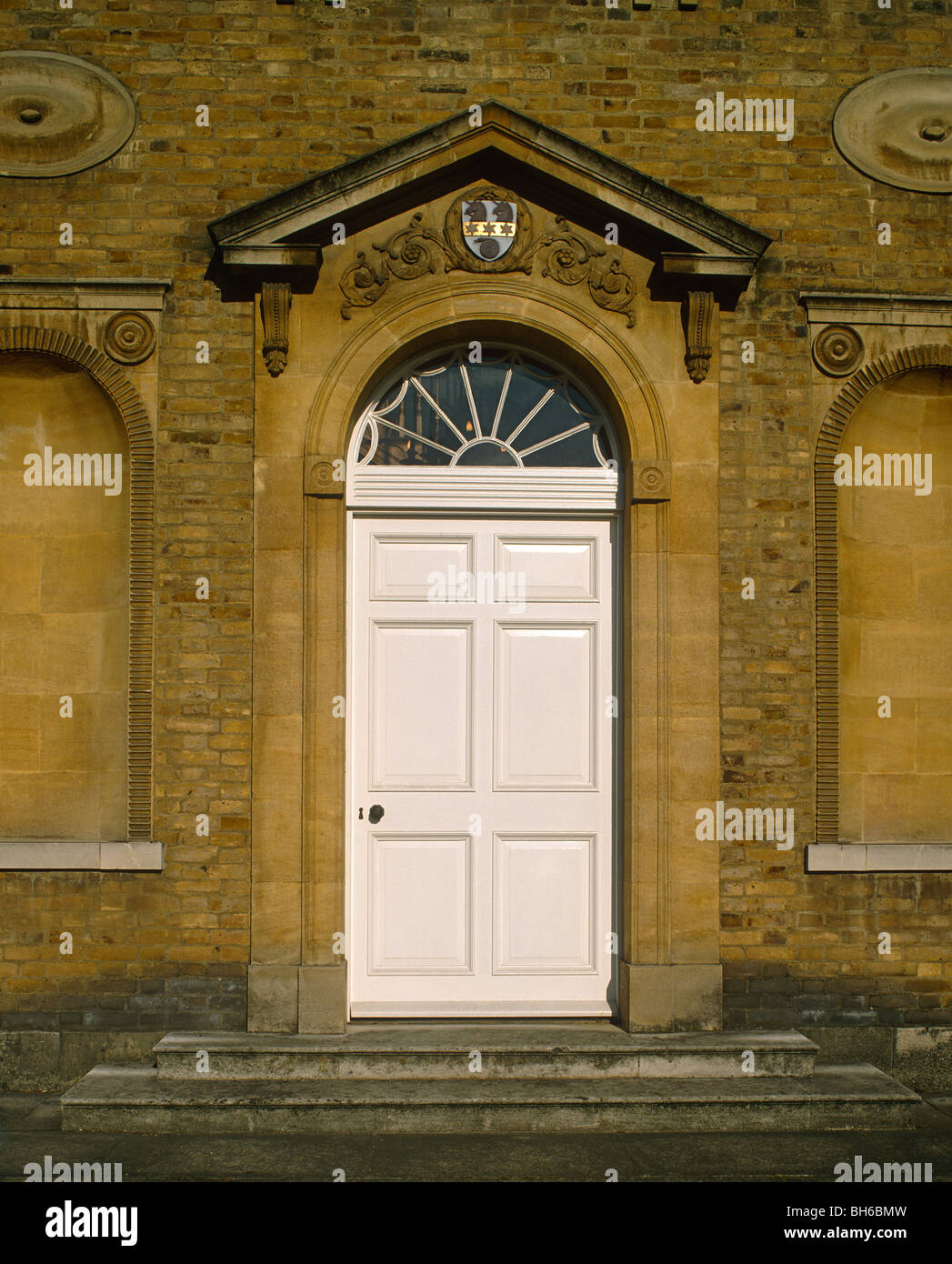 Uk white building hi-res stock photography and images - Alamy