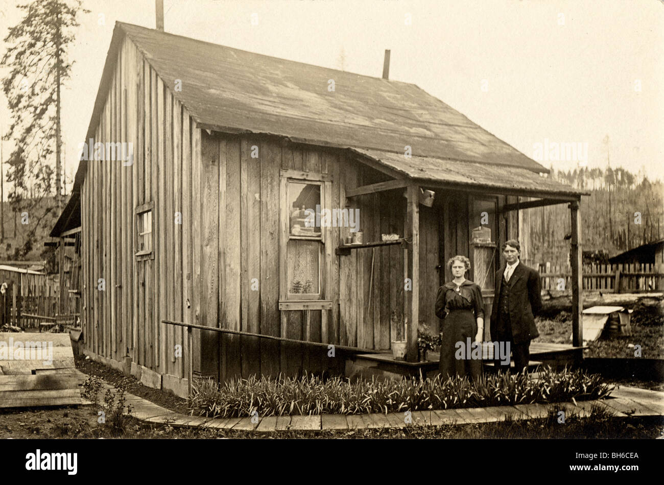 Dell & Char Wallace at Crude Bungalow Stock Photo - Alamy