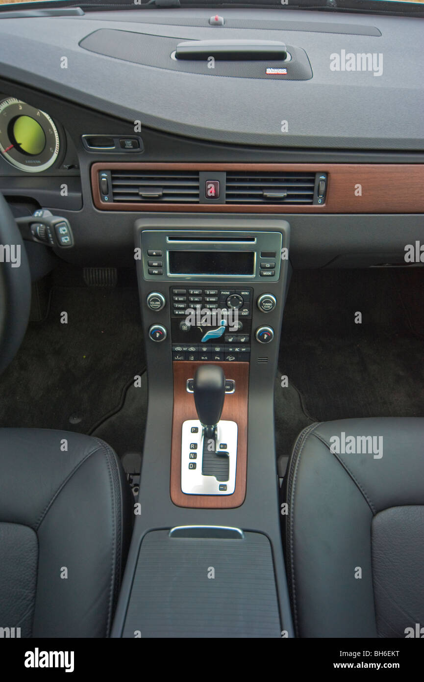 Center console with air conditioning controls and automatic shift in ...