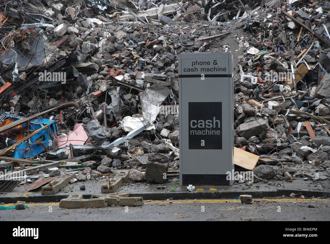 Broken atm machine hi-res stock photography and images - Alamy