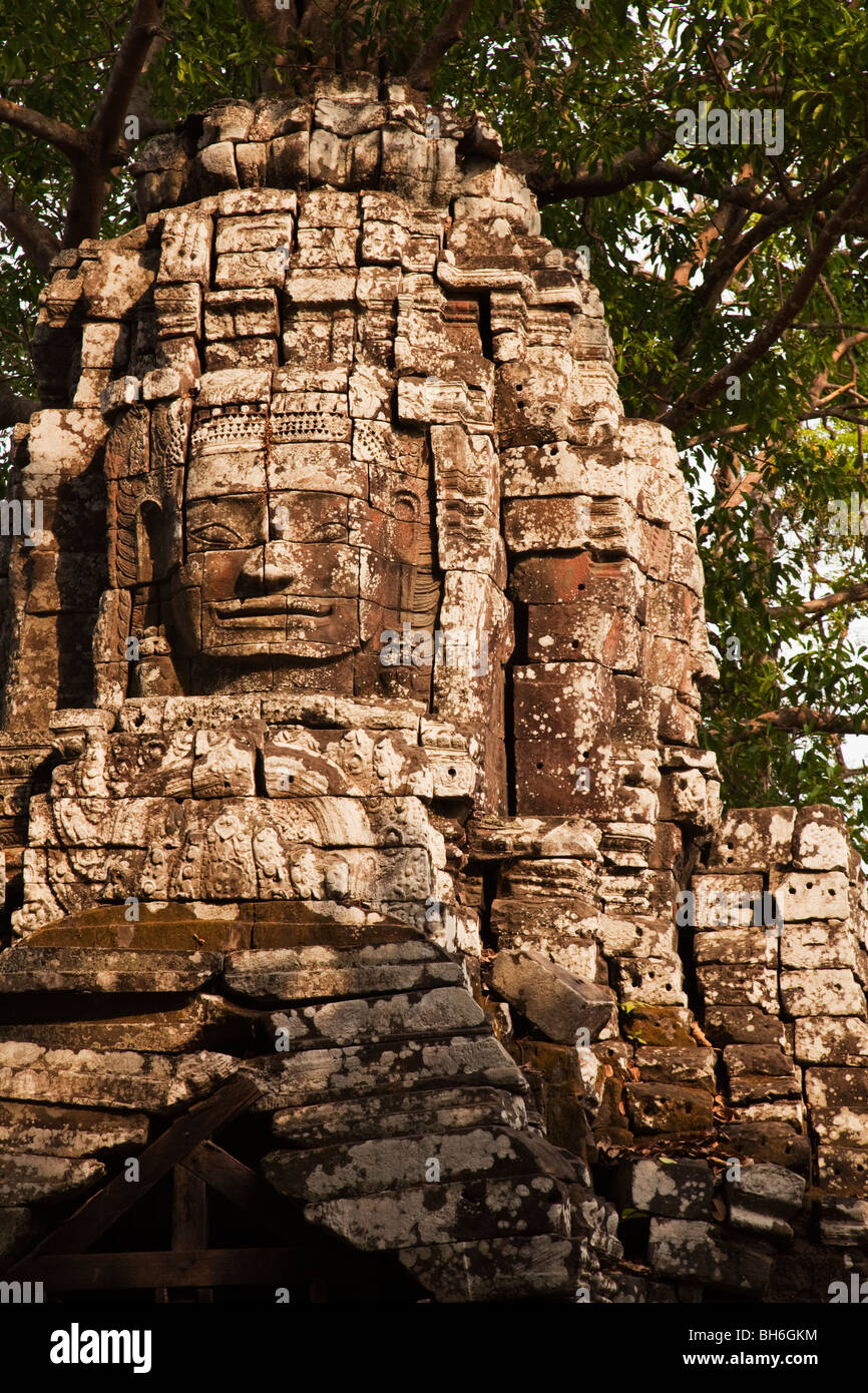 Iconic temple gate with head carvings Angkor Wat Stock Photo - Alamy