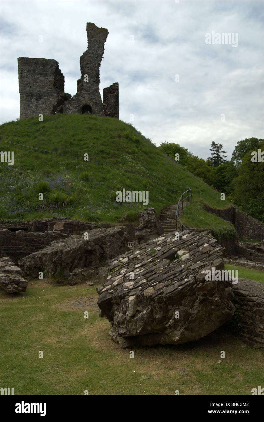 Run down medieval castle ruins hi-res stock photography and images - Alamy