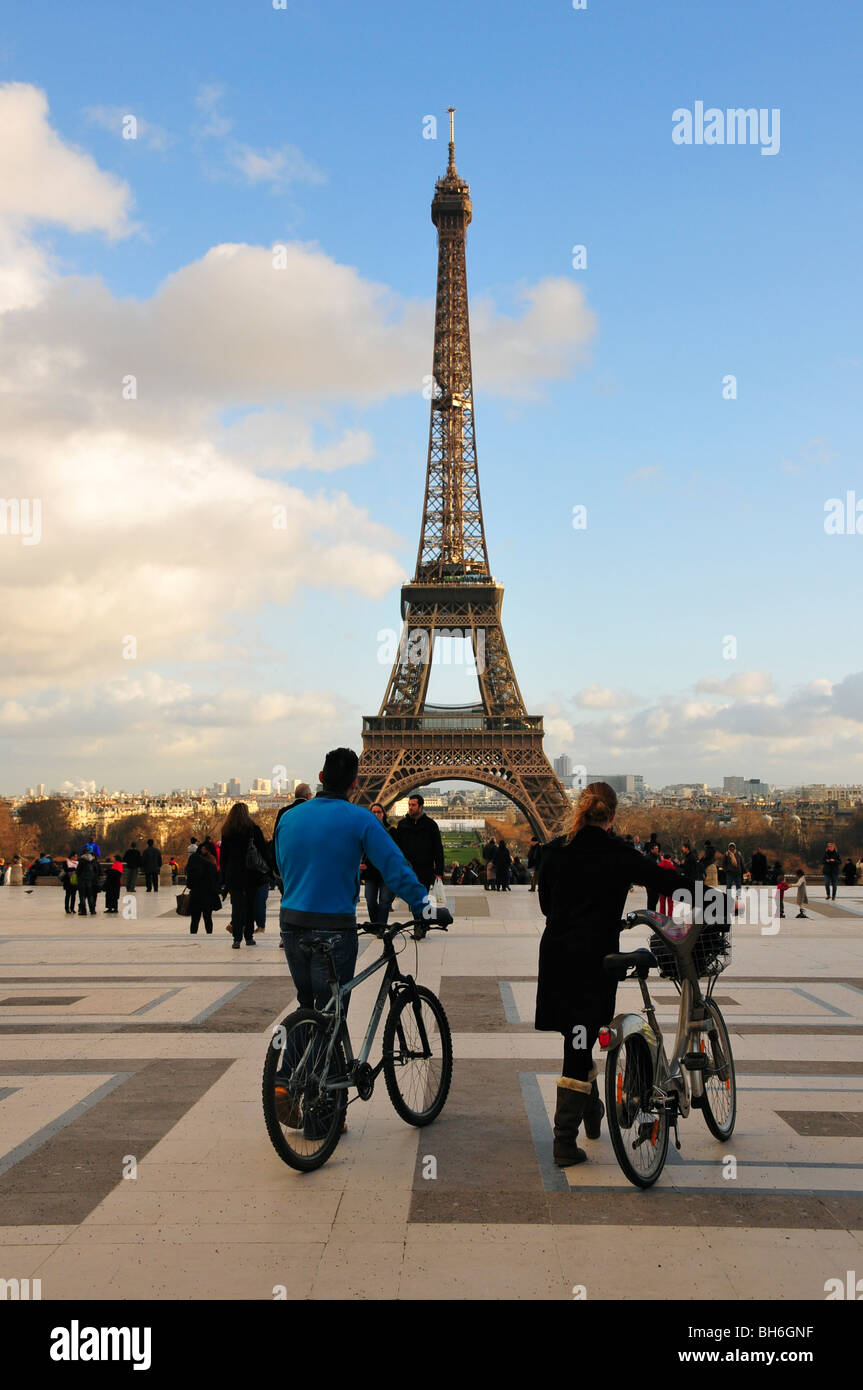 Cyclists in front eiffel tower hi-res stock photography and images - Alamy