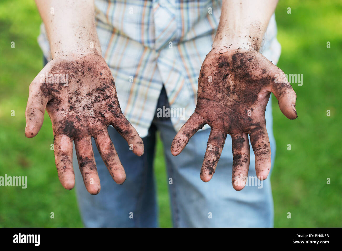 Hands dirty hi-res stock photography and images - Alamy