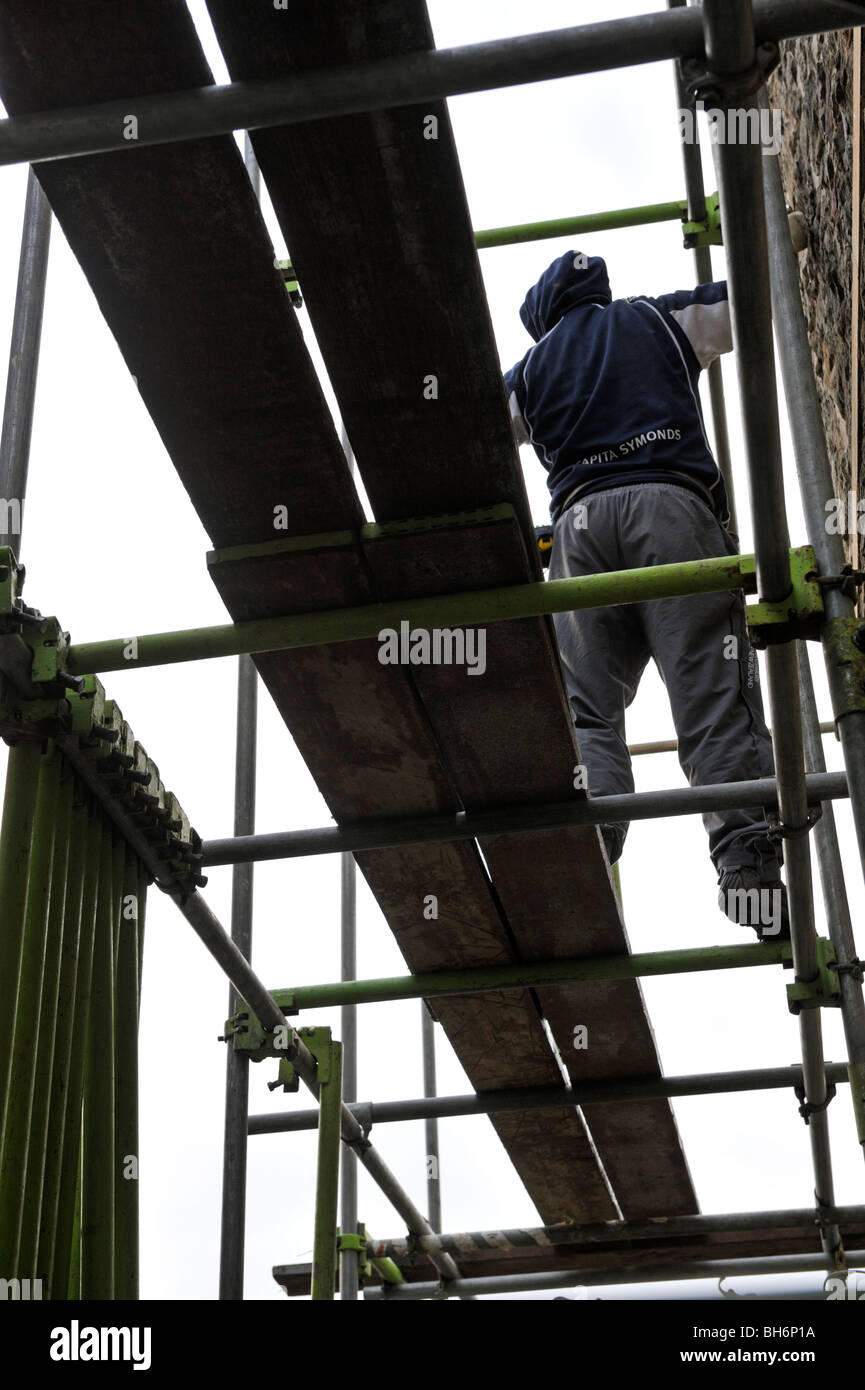 Erecting scaffolding hi-res stock photography and images - Alamy