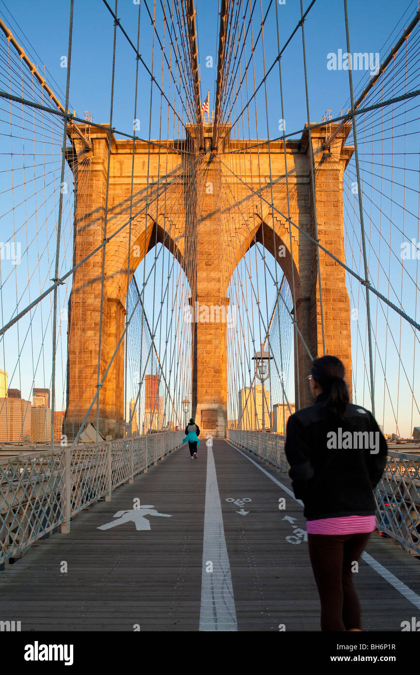 Brooklyn bridge walking manhattan hi-res stock photography and images ...