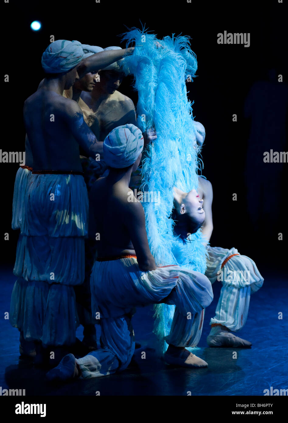 Ballet dancers backstage hi-res stock photography and images - Alamy