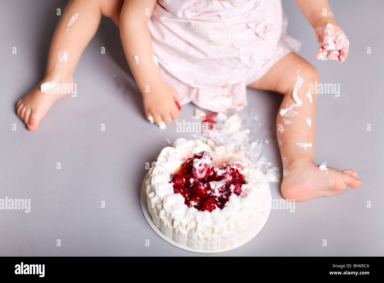 Closeup of little girl eating her first birthday cake Stock Photo - Alamy