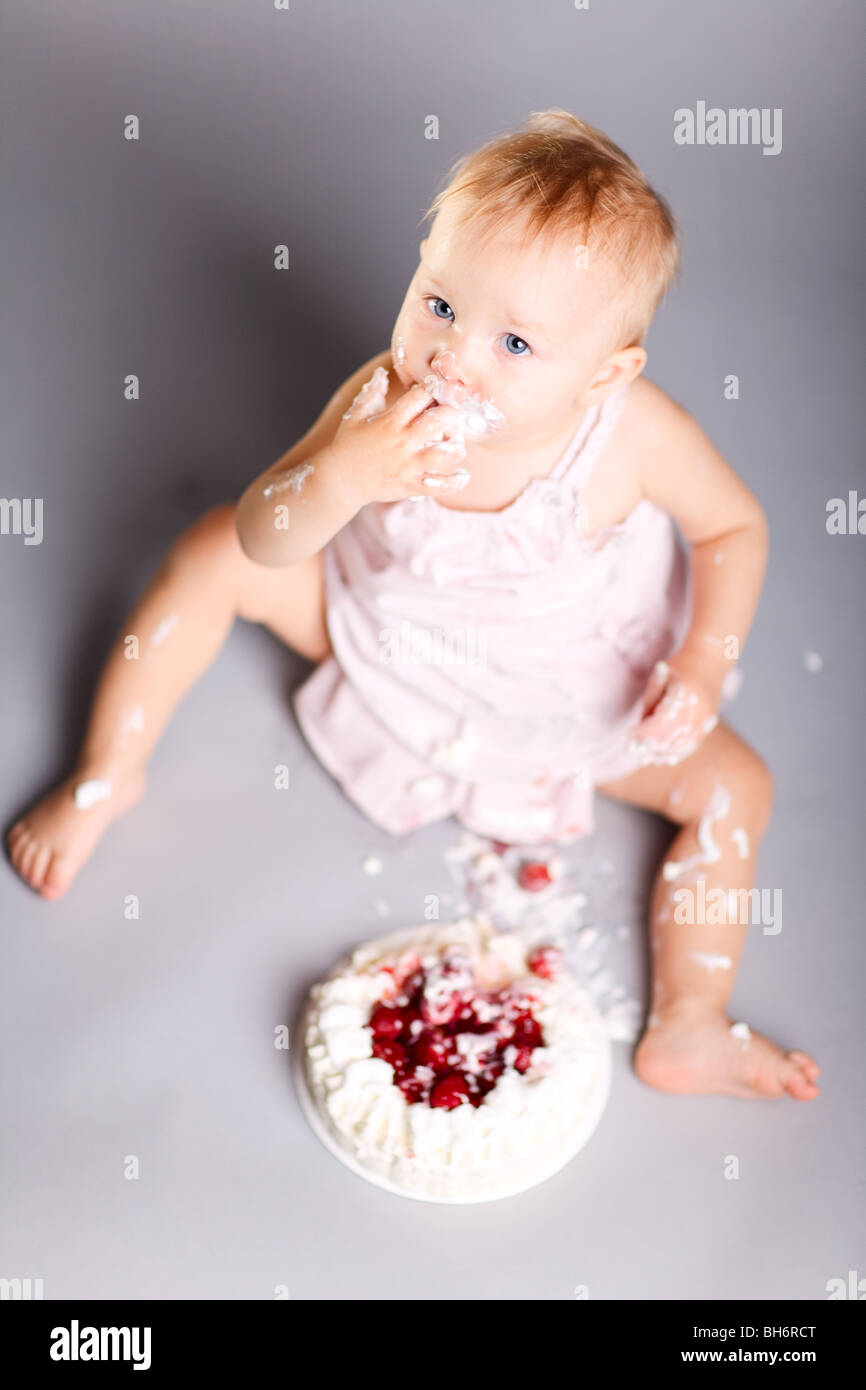 Little girl eating her first birthday cake Stock Photo - Alamy