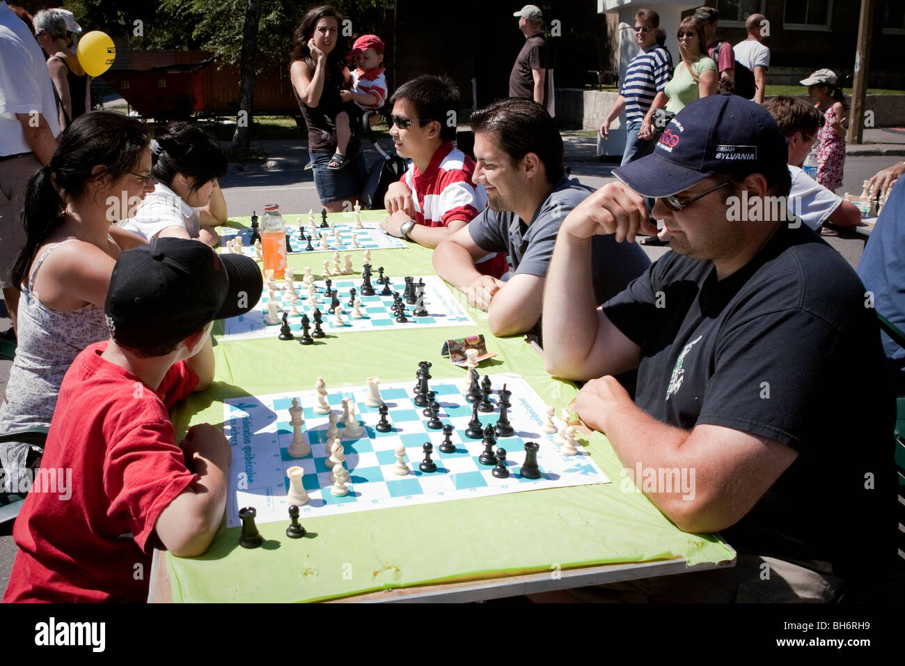 Party in chess hi-res stock photography and images - Alamy