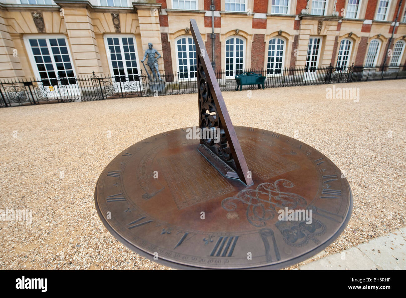 A bronze sundial in Hampton Court Palace gardens Stock Photo - Alamy