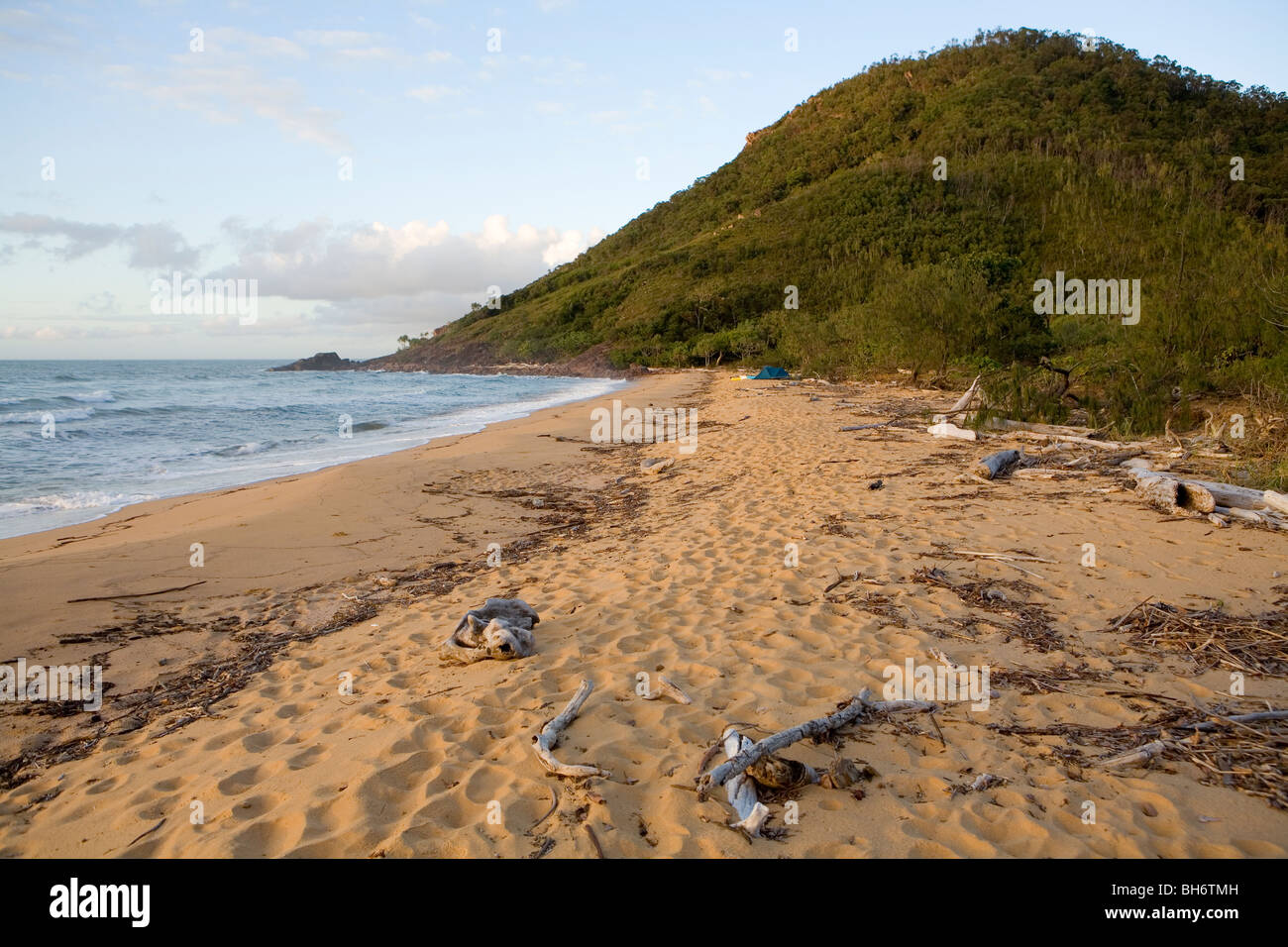 Dawn on Sunken Reef Bay on Hinchinbrook Island Stock Photo - Alamy