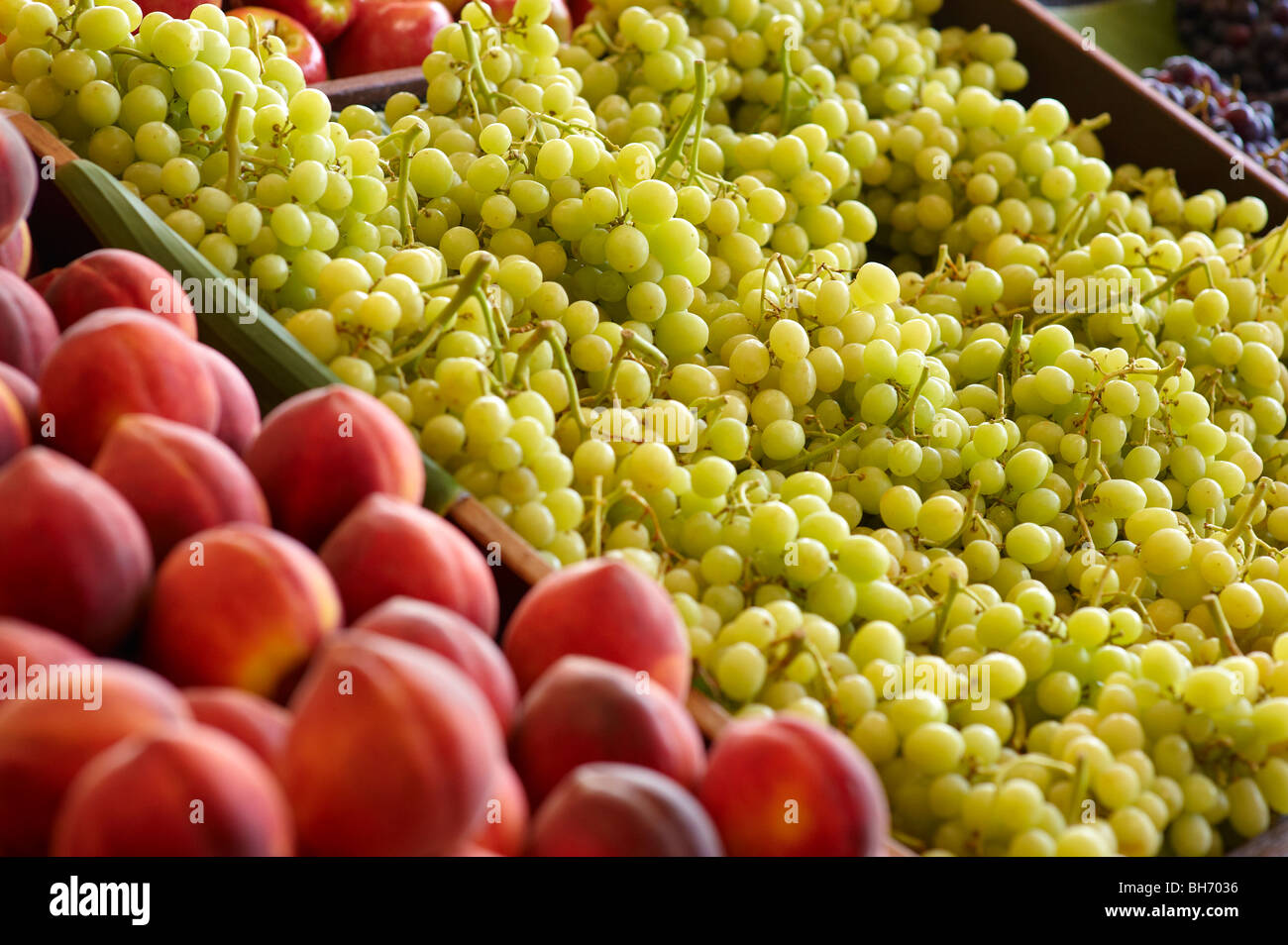 Grape shopping hi-res stock photography and images - Alamy