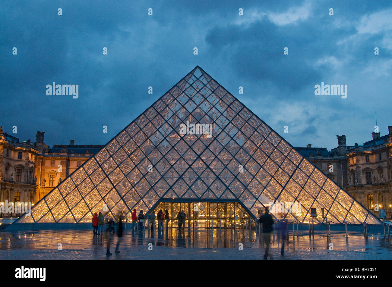 Pyramide de Louvre Paris France Stock Photo - Alamy