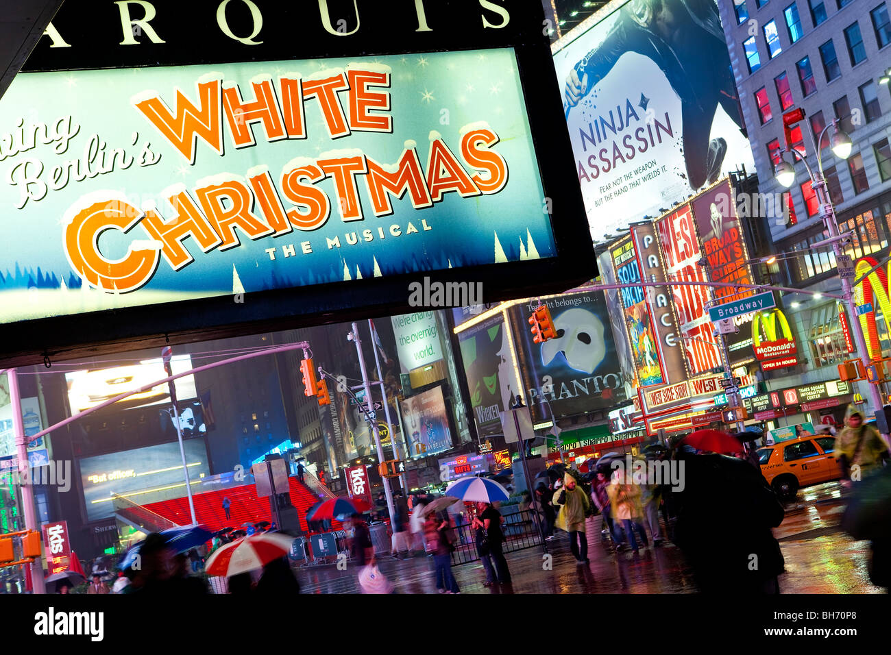 USA, New York City, Manhattan, Times Square, Neon lights on a rainy ...