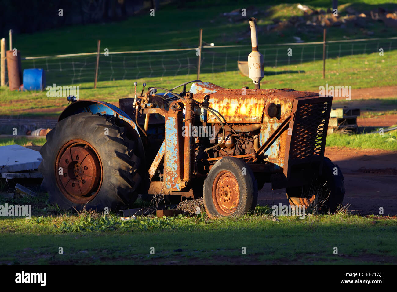 Rusty old farm tractor hi-res stock photography and images - Alamy