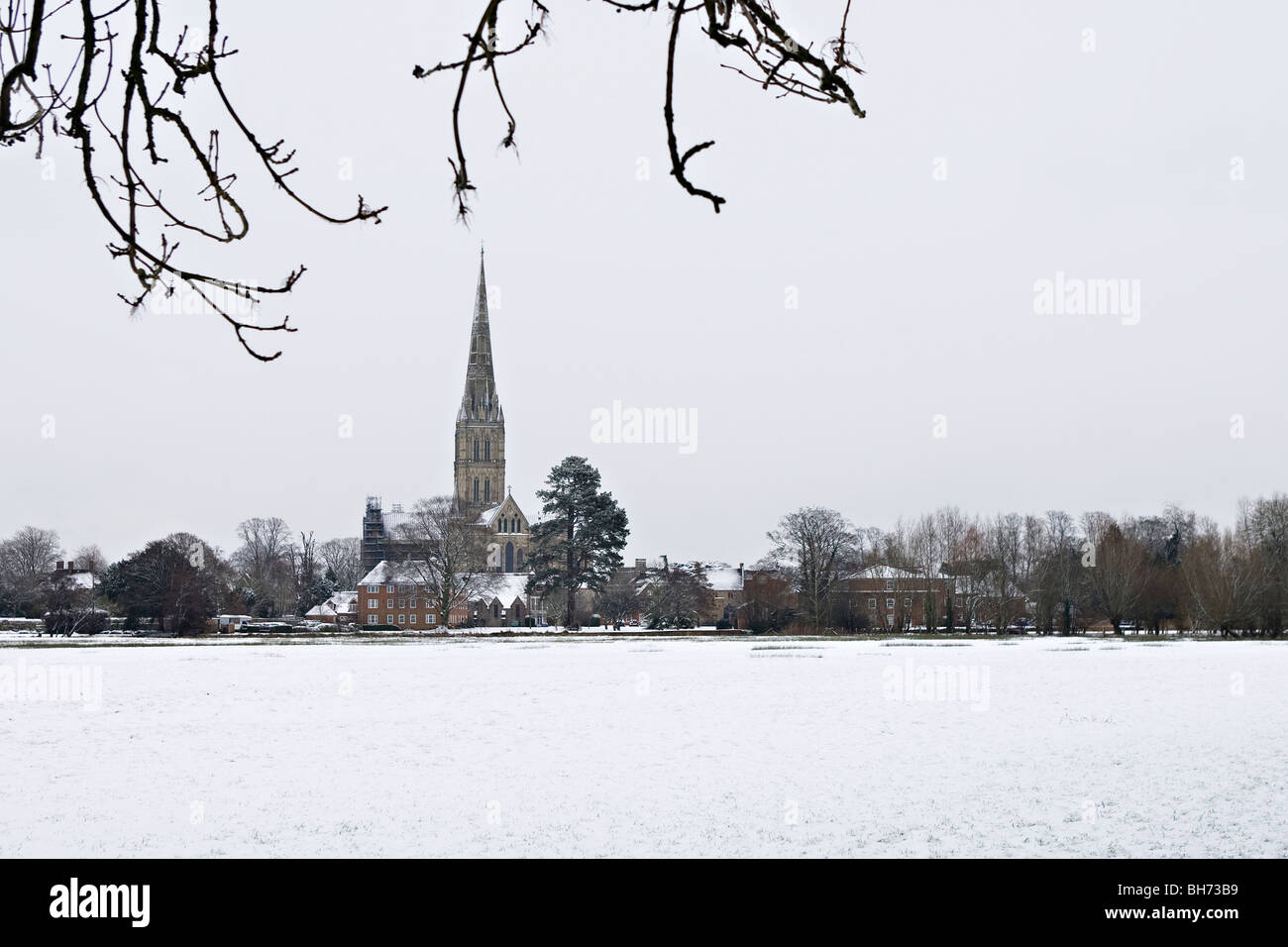 Salisbury cathedral snow hi-res stock photography and images - Alamy