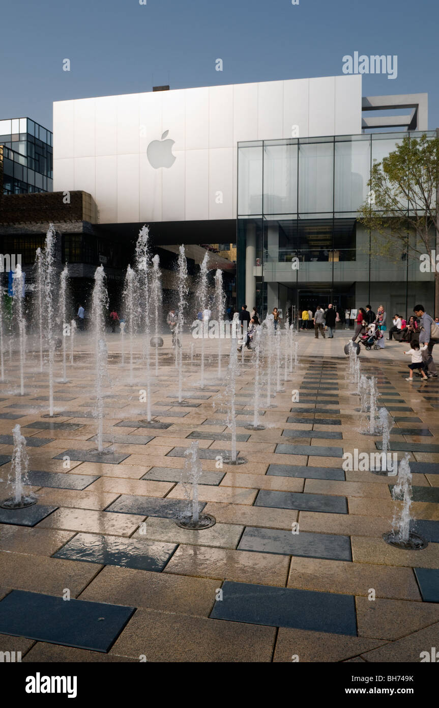 Modern architecture shopping malls hi-res stock photography and images ...