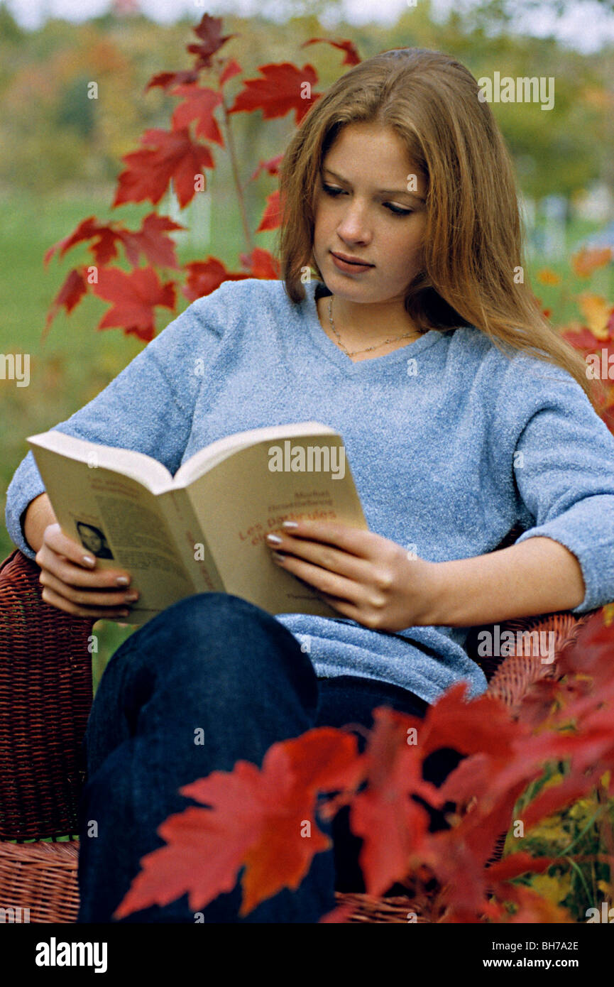 Woman reading book Stock Photo - Alamy