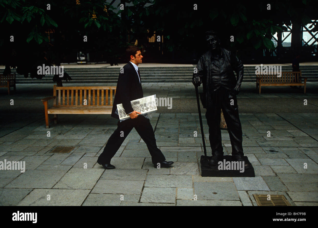 Uk office worker 90s hi-res stock photography and images - Alamy