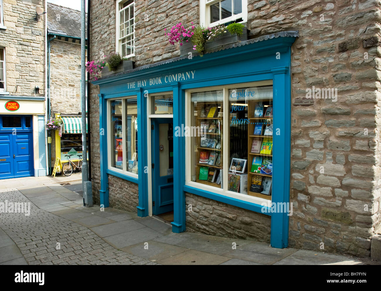 Quaint book shop hi-res stock photography and images - Alamy