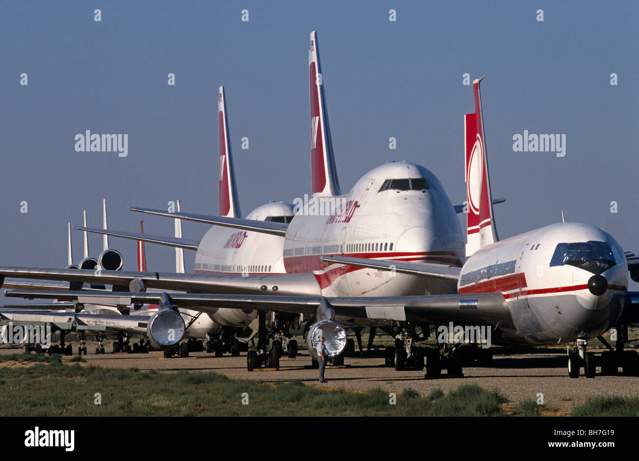 Stored old airliners sit in mid-day heat of arid Sonoran Desert at ...