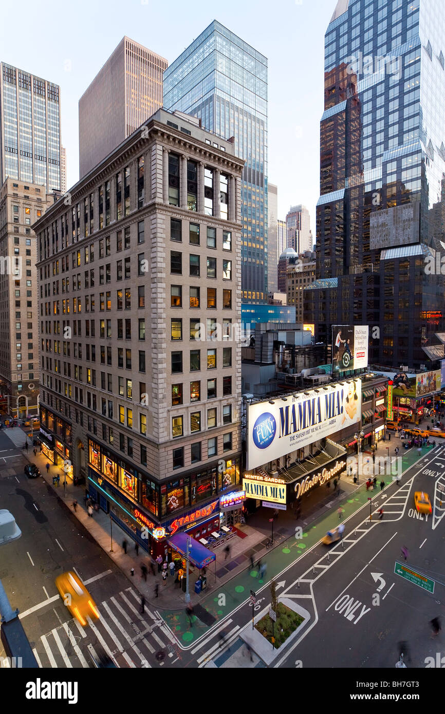 Times square street view busy hi-res stock photography and images - Alamy
