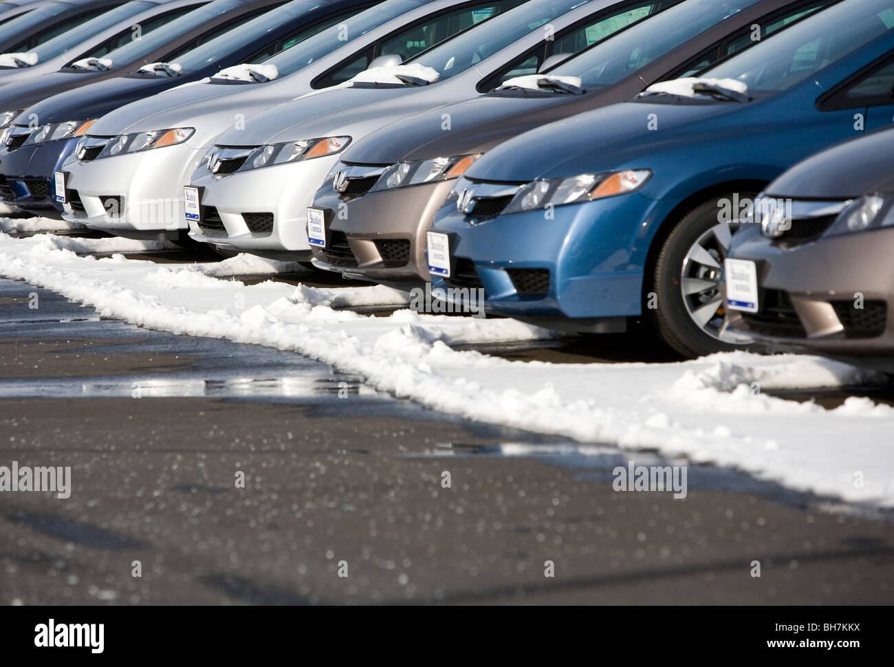 Cars lined up dealership hi-res stock photography and images - Alamy