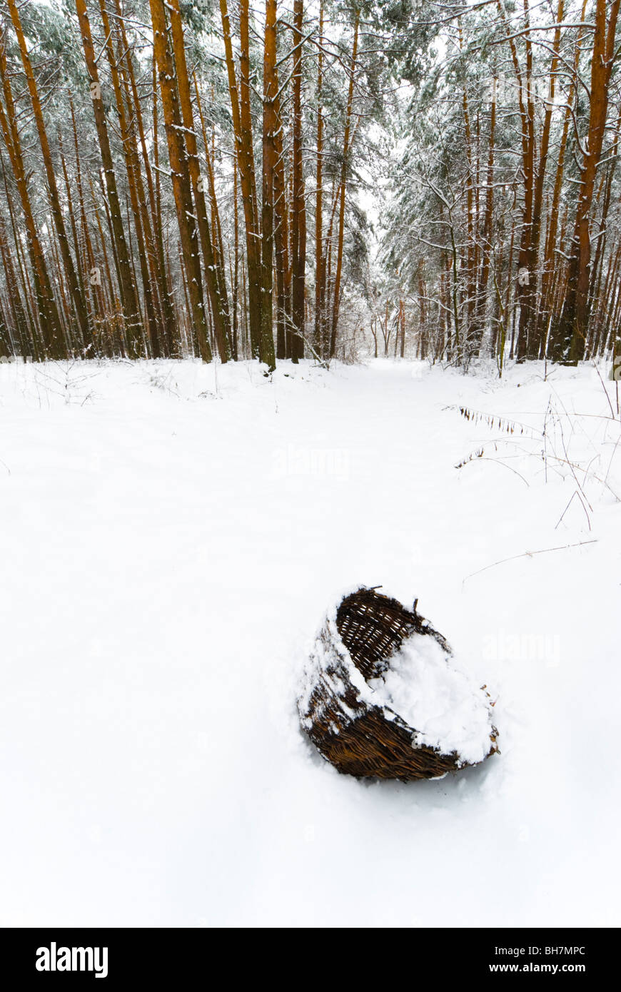 Covered basket hi-res stock photography and images - Alamy