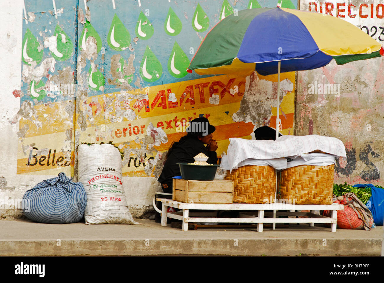 Selling food under umbrella hi res stock photography and images Alamy