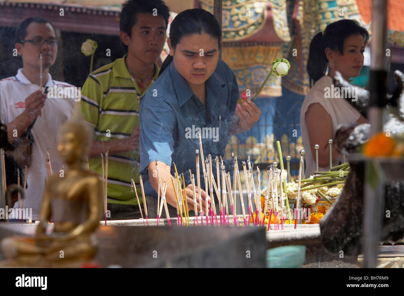 Worshiping buddha hi-res stock photography and images - Alamy